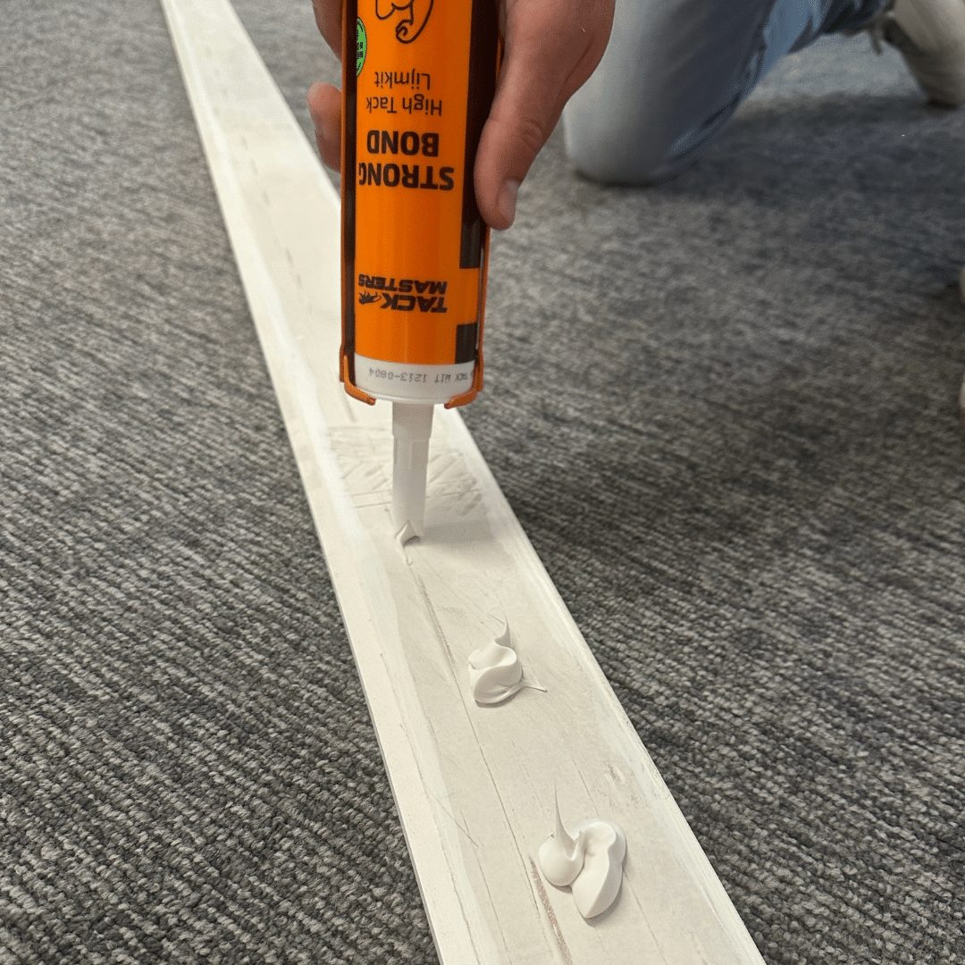 Plinten lijmen met de beste montagekit voor €4,83 inclusief btw